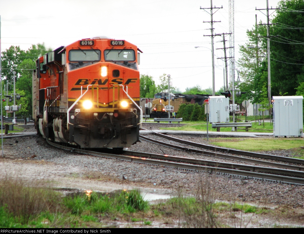 BNSF 6016 heads north on the Coffeyville Sub